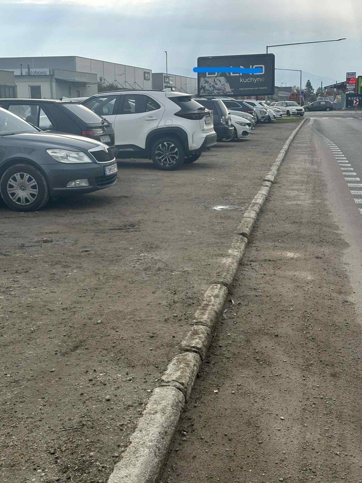 Znečistená cesta a cyklotrasa na Brnianskej - Správy z Trenčína a kraja